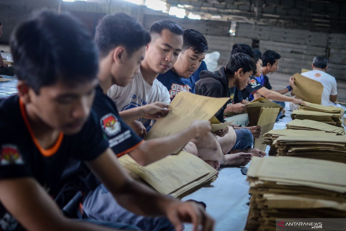 Penyusunan sampul formulir model C1 - ANTARA News