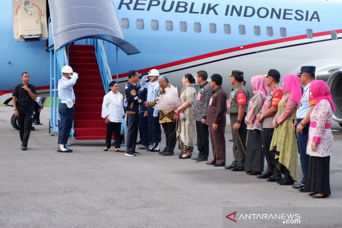 Kenakan jaket bomber, Jokowi awali kunjungan kerja di Kendari - ANTARA News Kenakan jaket bomber, Jokowi awali kunjungan kerja di Kendari - ANTARA News
