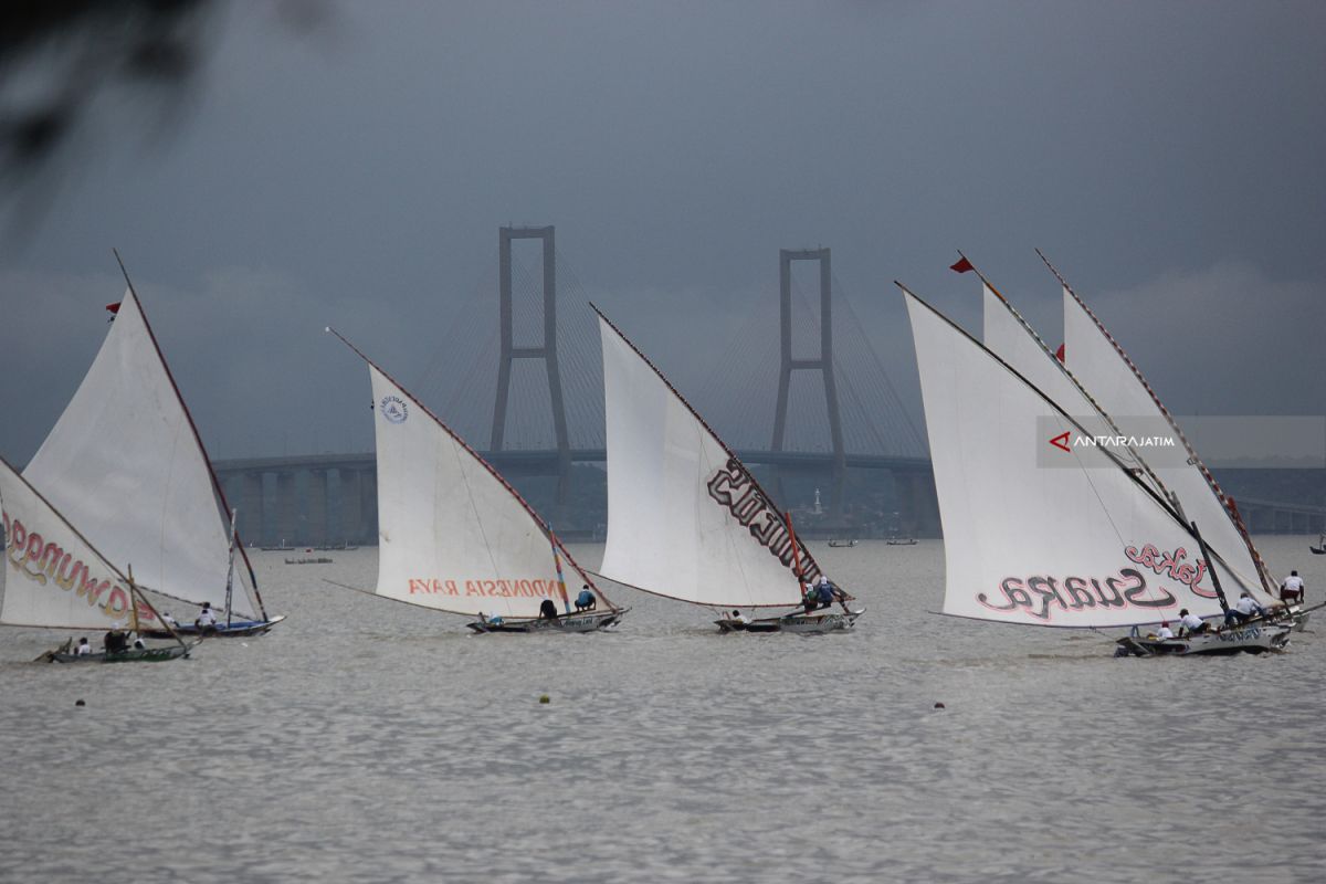 Lomba Balap Perahu Layar Tradisional - ANTARA News Jawa Timur