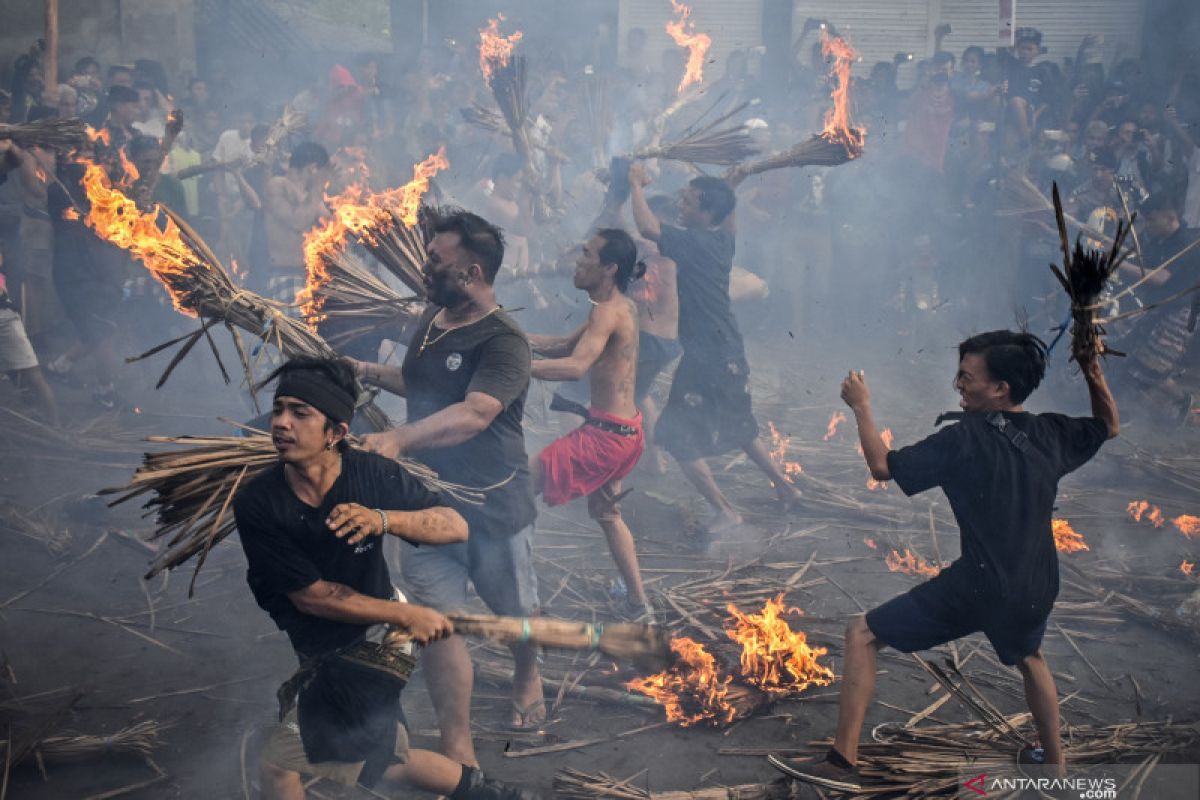 Tradisi Perang Api umat Hindu Lombok - ANTARA News