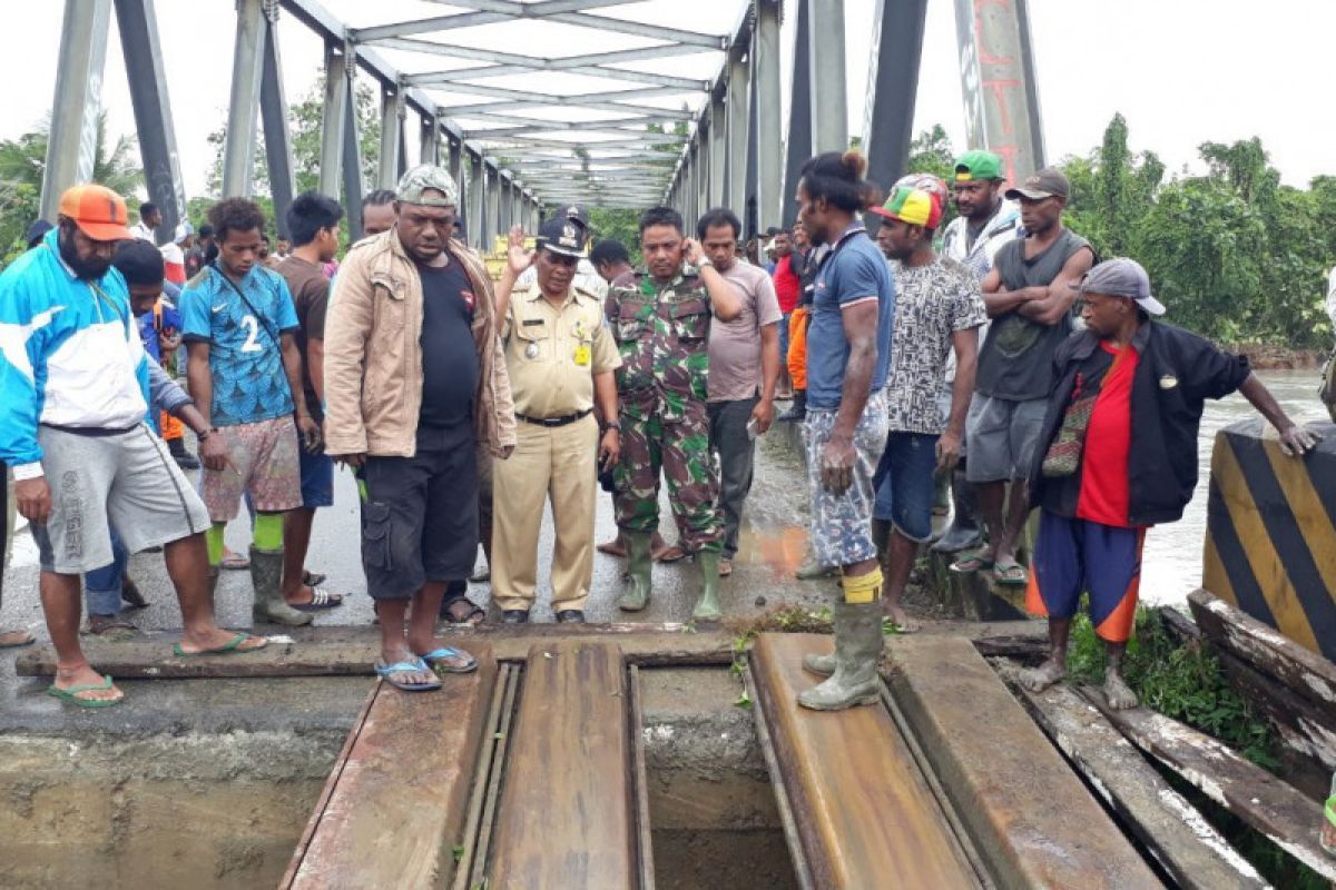 TNI bersama warga perbaiki jembatan rusak akibat tanah longsor - ANTARA News Papua