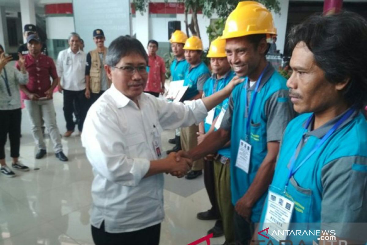 Kementerian PUPR serahkan sertifikat kompetensi kepada 3.000 pekerja ...