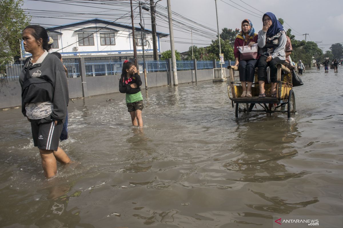 Banjir sebabkan Jalan Dayeuhkolot-Baleendah Bandung terputus - ANTARA News