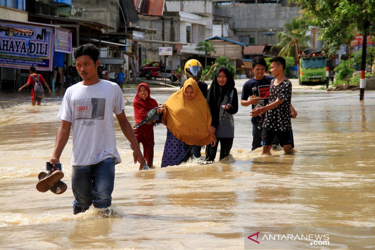 Banjir di Mamuju, jalan trans Sulawesi lumpuh total - ANTARA News