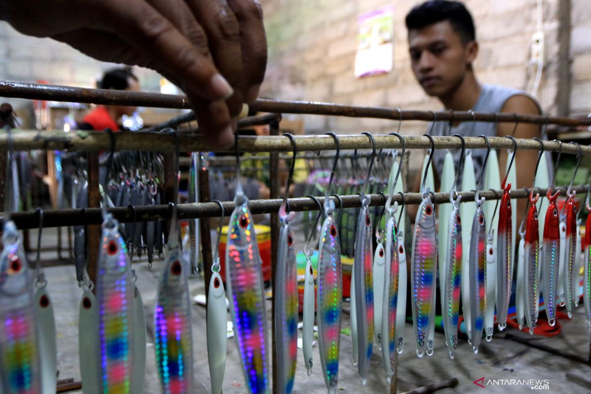 Kerajinan metal jig dari timah bekas - ANTARA News Jawa Timur