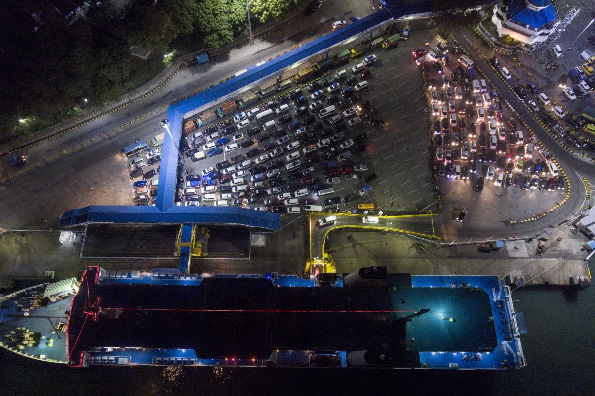 Pemudik tujuan Sumatera via Merak - ANTARA News