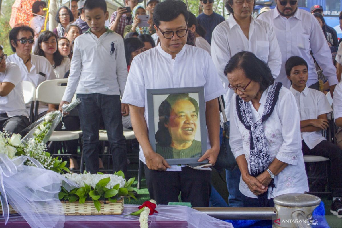Pemakaman Arswendo Atmowiloto di San Diego Hills - ANTARA News