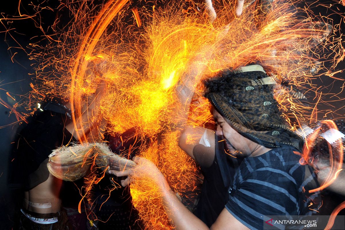 Tradisi perang api - ANTARA News