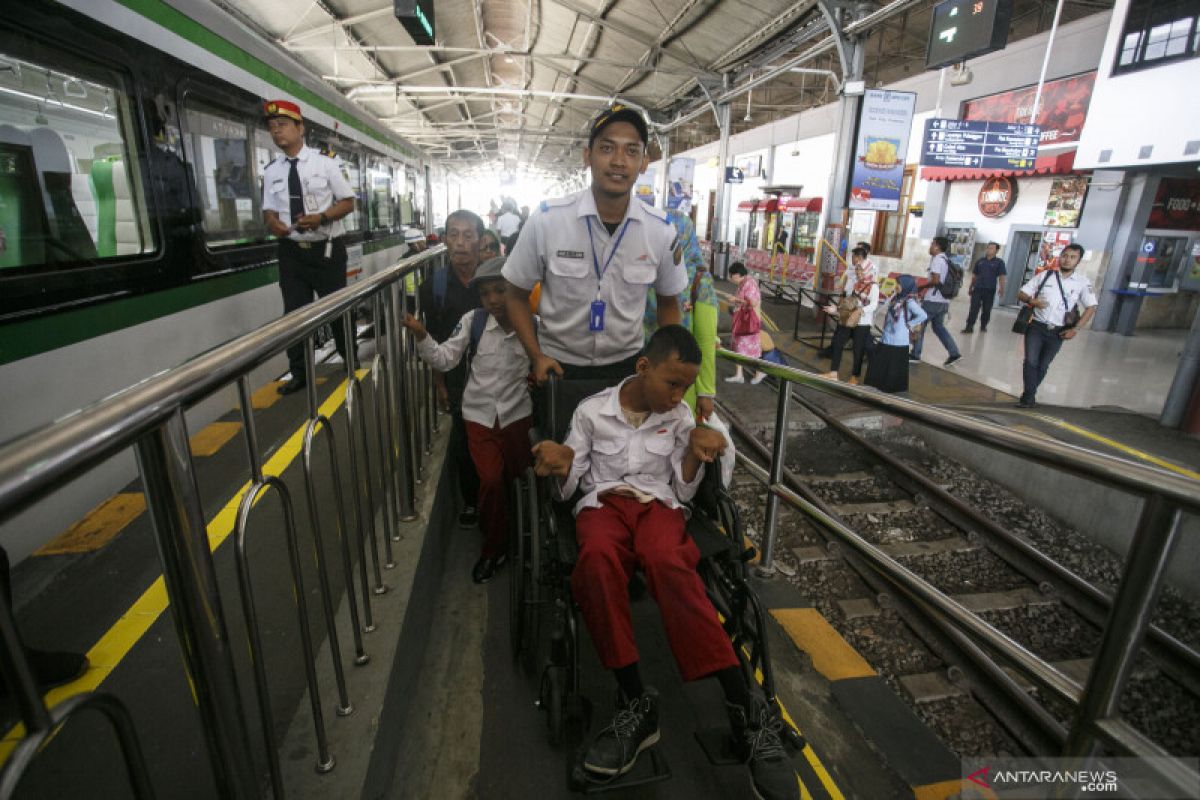 Fasilitas stasiun kereta api ramah disabilitas - ANTARA News