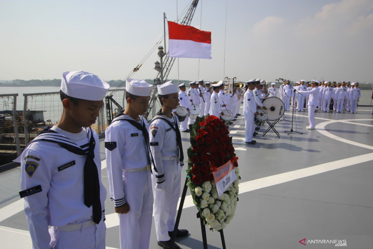 Peringatan Hari Pahlawan di KRI Surabaya - 591 - ANTARA News