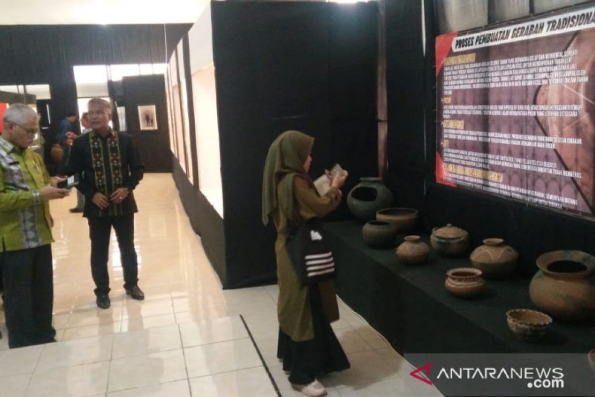 Di Kendari, pameran keramik museum jadi perhatian pelajar - ANTARA News ...