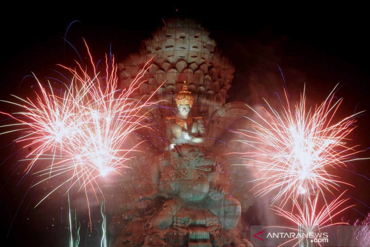 Pesta kembang api di patung Garuda Wisnu Kencana, Bali - ANTARA News
