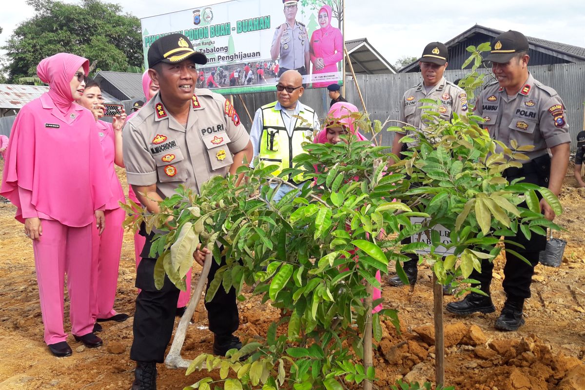 Polres Tabalong hijaukan lahan hibah dengan tanaman buah - ANTARA News ...