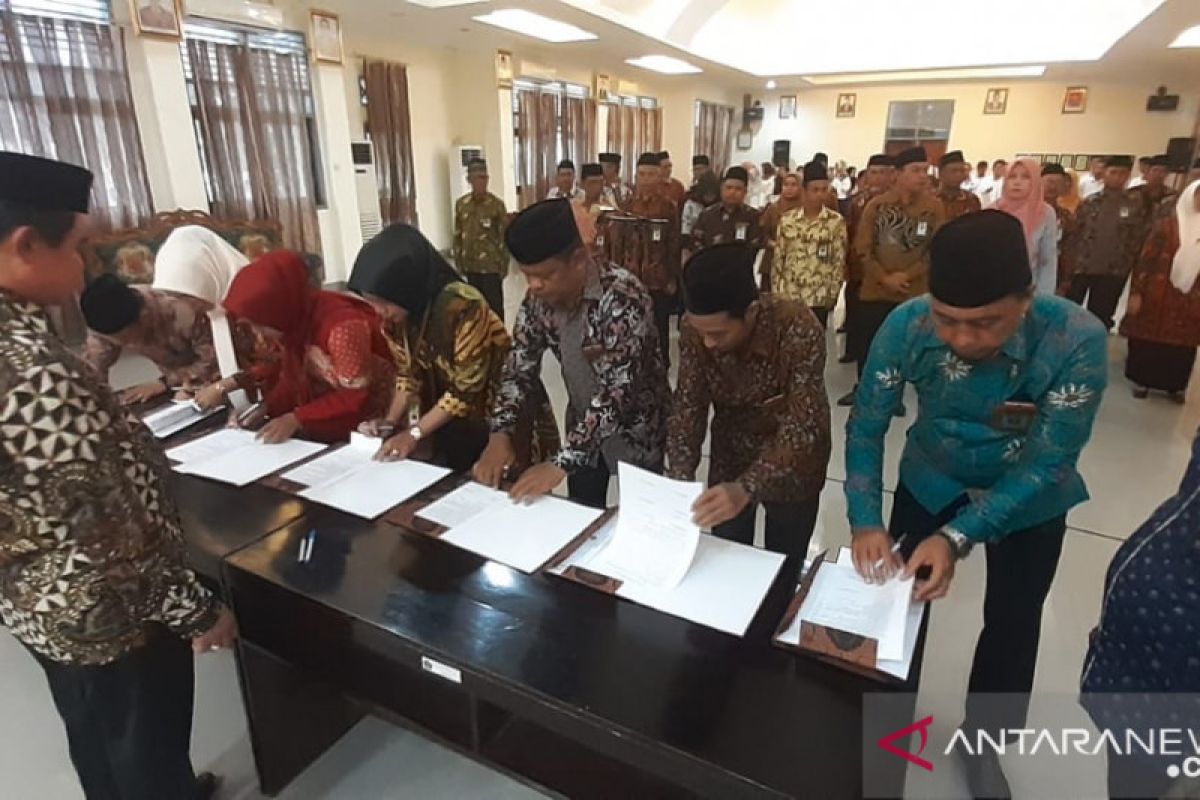 Implementasi PMA, Kakanwil lantik 35 pejabat Kemenag Sultra - ANTARA News Sulawesi Tenggara