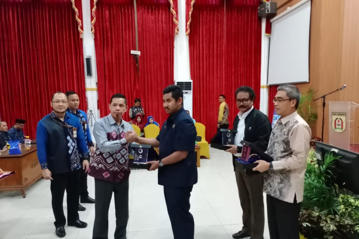 Ketua DPRD terima cinderamata dari program KPR - ANTARA News Kalimantan ...