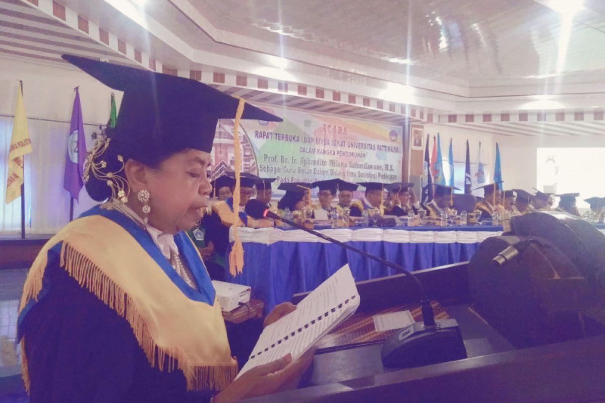 Pengukuhan Prof. Dr. Ir. Aphrodite Milana Sahusilawane sebagai Guru ...