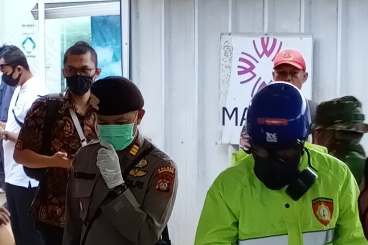 Cegah virus corona stasiun KA Rawa Buntu dilakukan penyemprotan ...