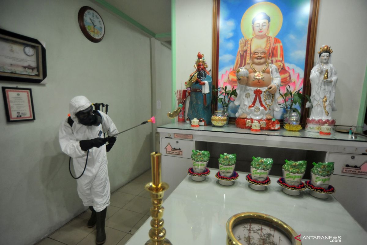 Gegana semprot disinfektan vihara di Padang - ANTARA News