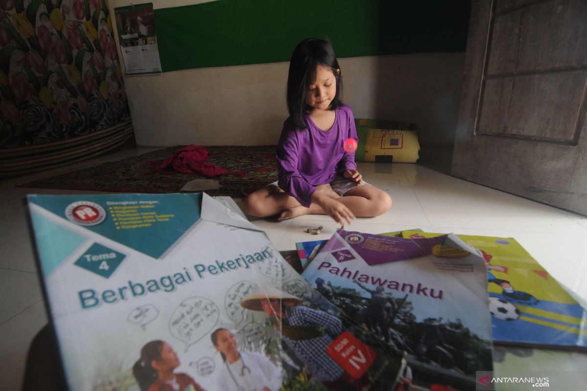 Permainan Tradisional Bola Bekel - ANTARA News Jawa Timur