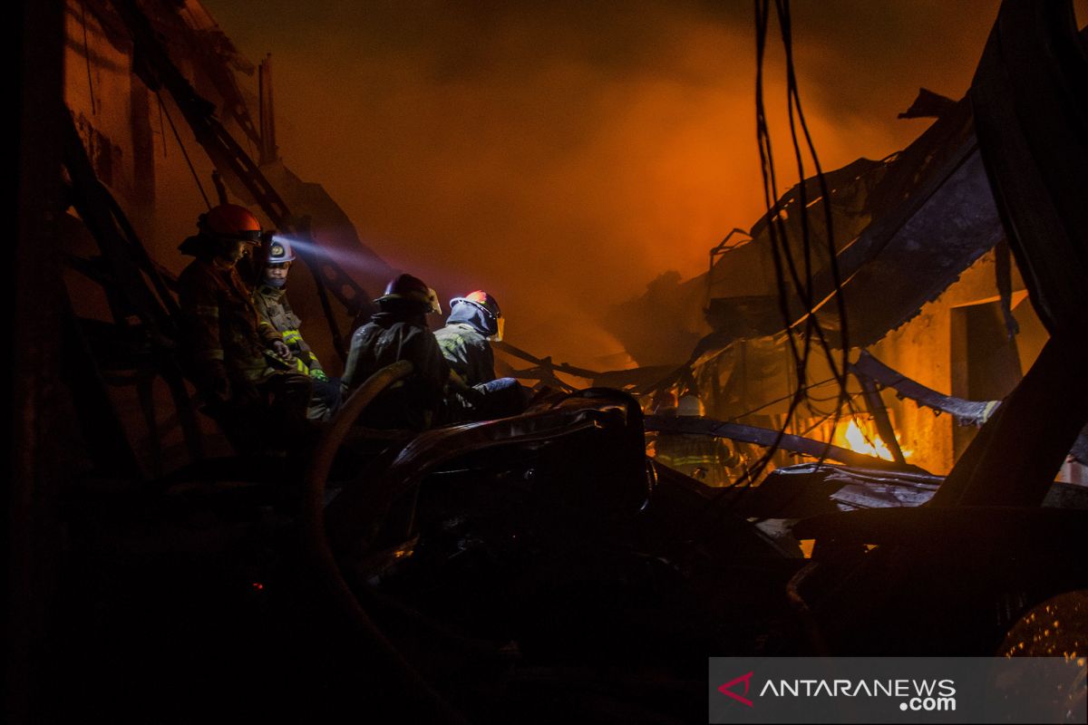 Kebakaran pabrik tekstil di Bandung Barat - ANTARA News