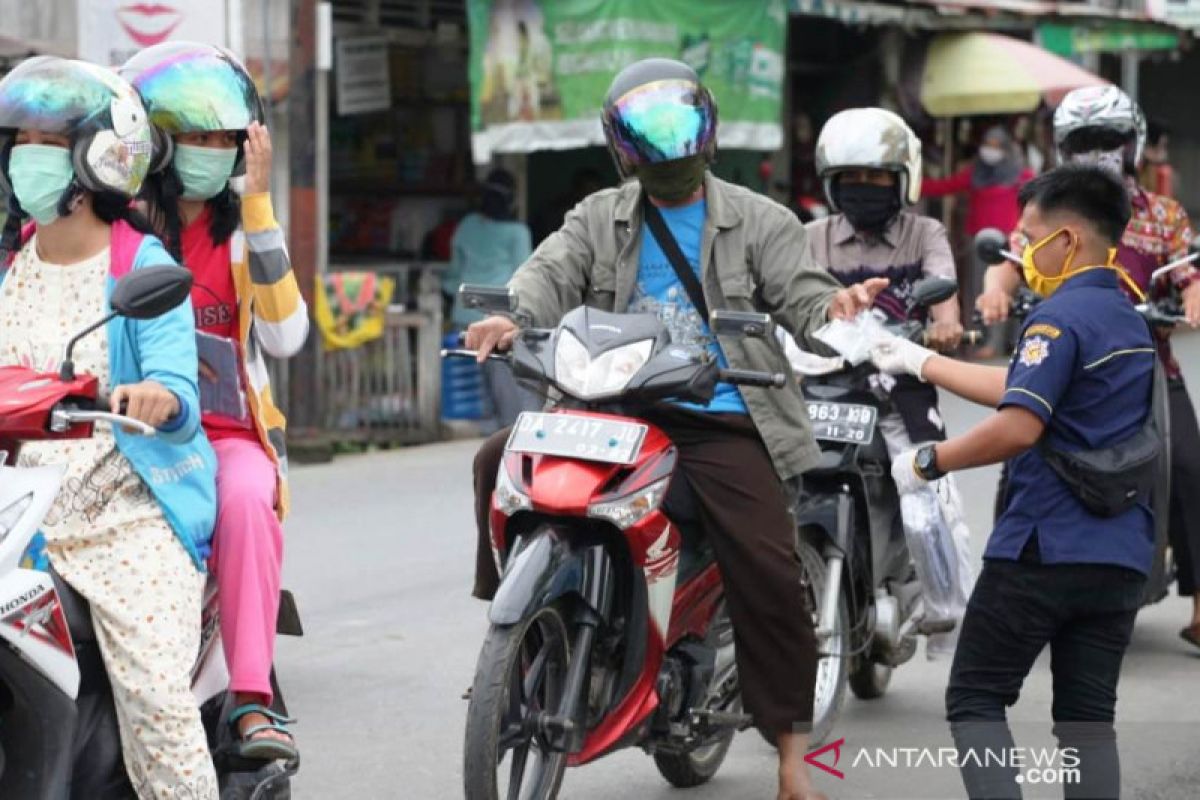 Golkar bersama AMPI Batola bagi masker gratis - ANTARA News Kalimantan ...