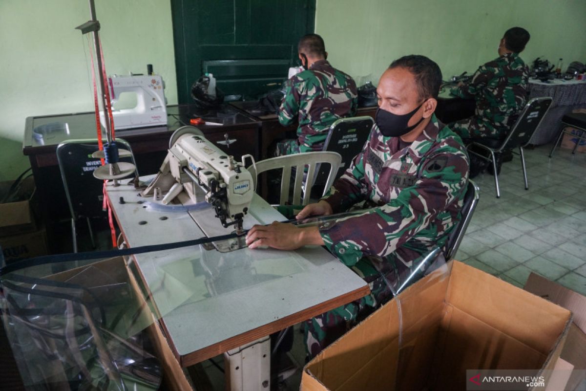 Prajurit TNI produksi face shield - ANTARA News