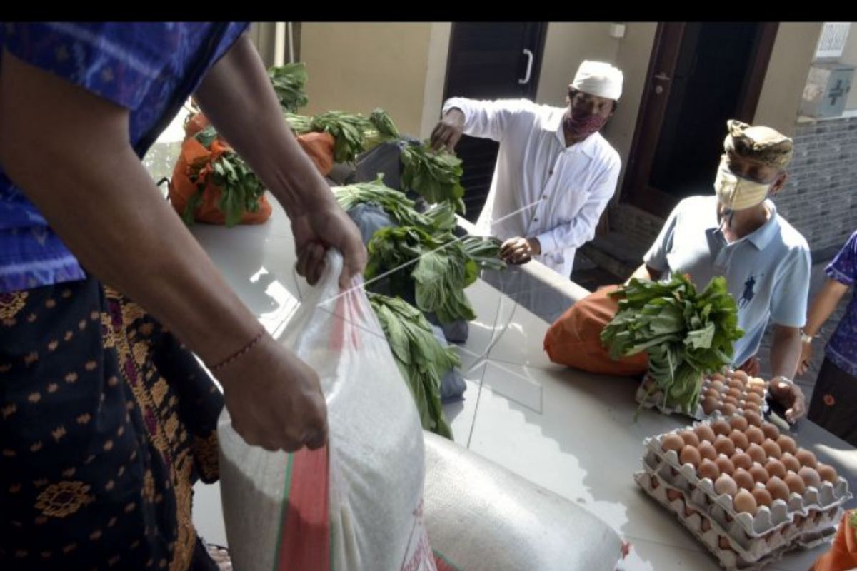 Desa adat serahkan bantuan bahan pokok - ANTARA News Bali