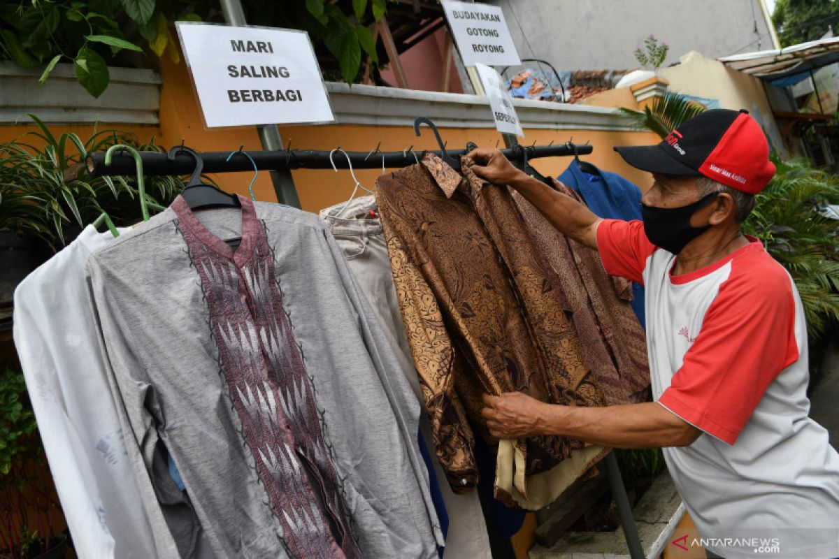 Berbagi pakaian bekas layak pakai - ANTARA News