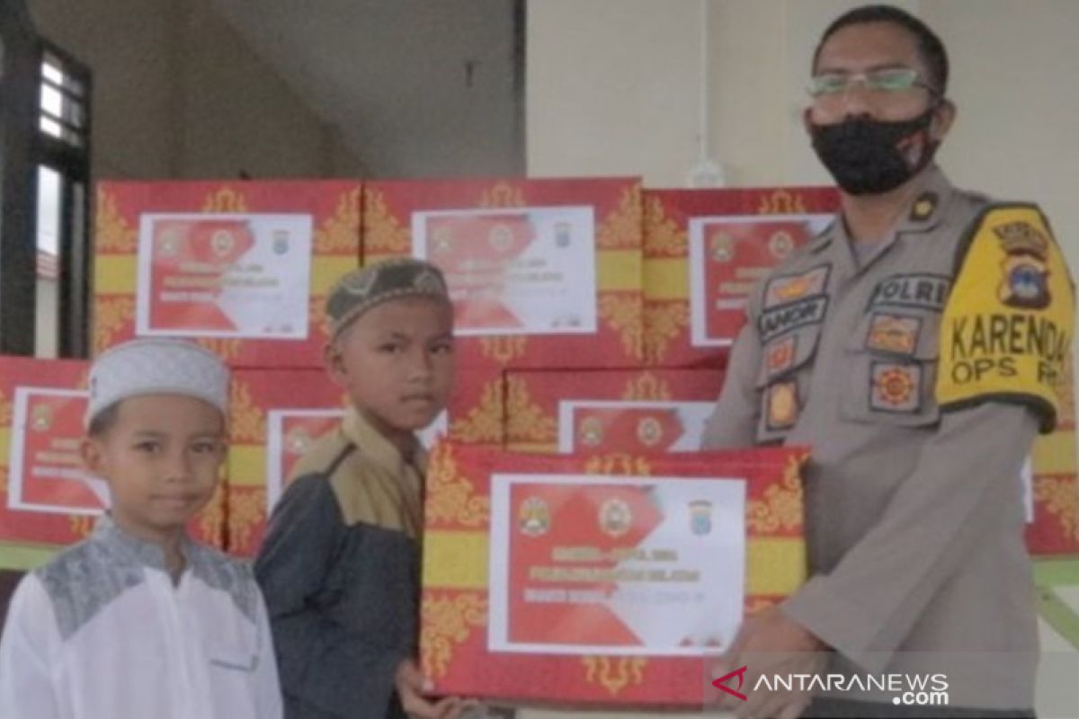 Alumni Akpol 38 peduli terhadap warga terdampak COVID-19 di Batulicin - ANTARA News Kalimantan ...