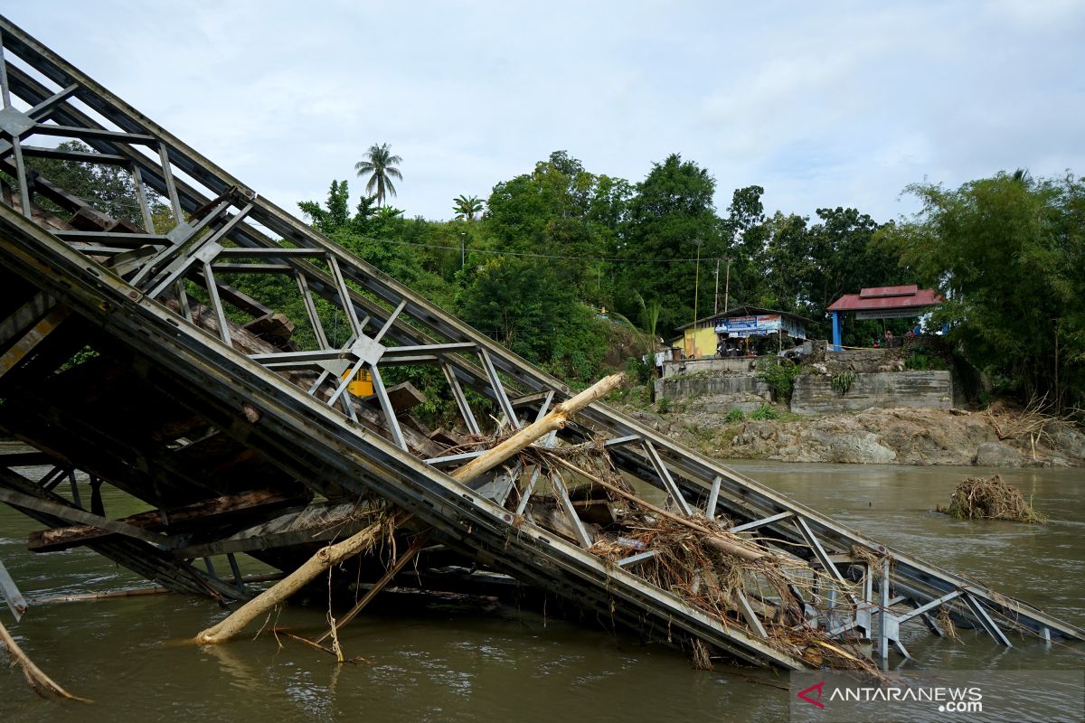 Jembatan ambruk diterjang banjir bandang - ANTARA News