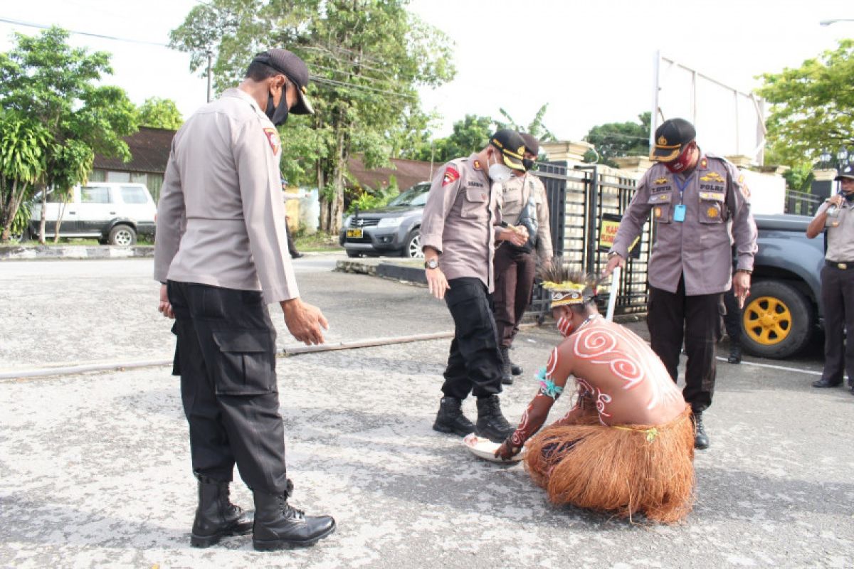 Kapolres baru Biak lakukan prosesi adat injak piring - ANTARA News Papua