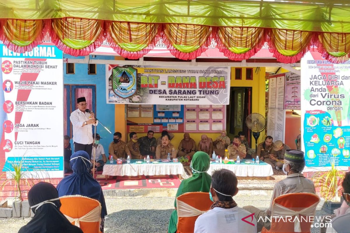 Bupati serahkan BLT dana desa warga Sarang Tiung - ANTARA News ...