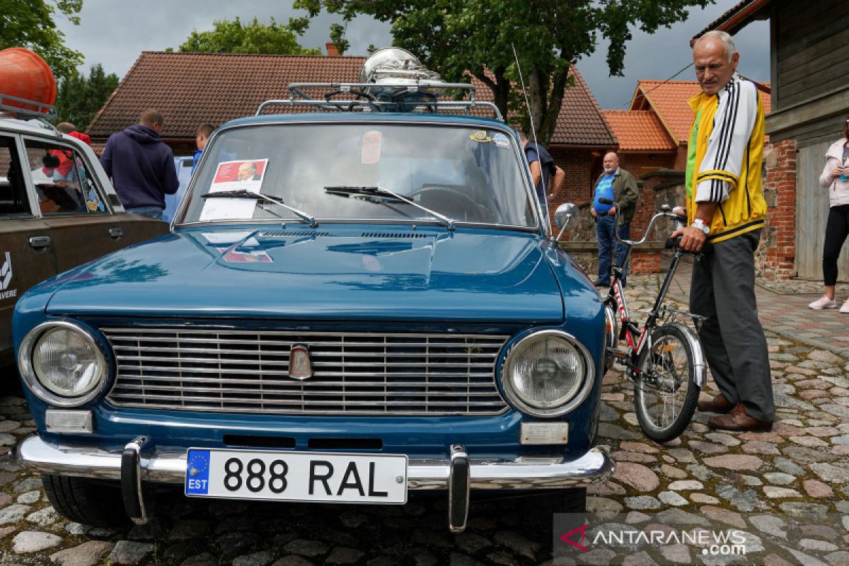 Parade mobil peringati 50 tahun merek Lada - ANTARA News