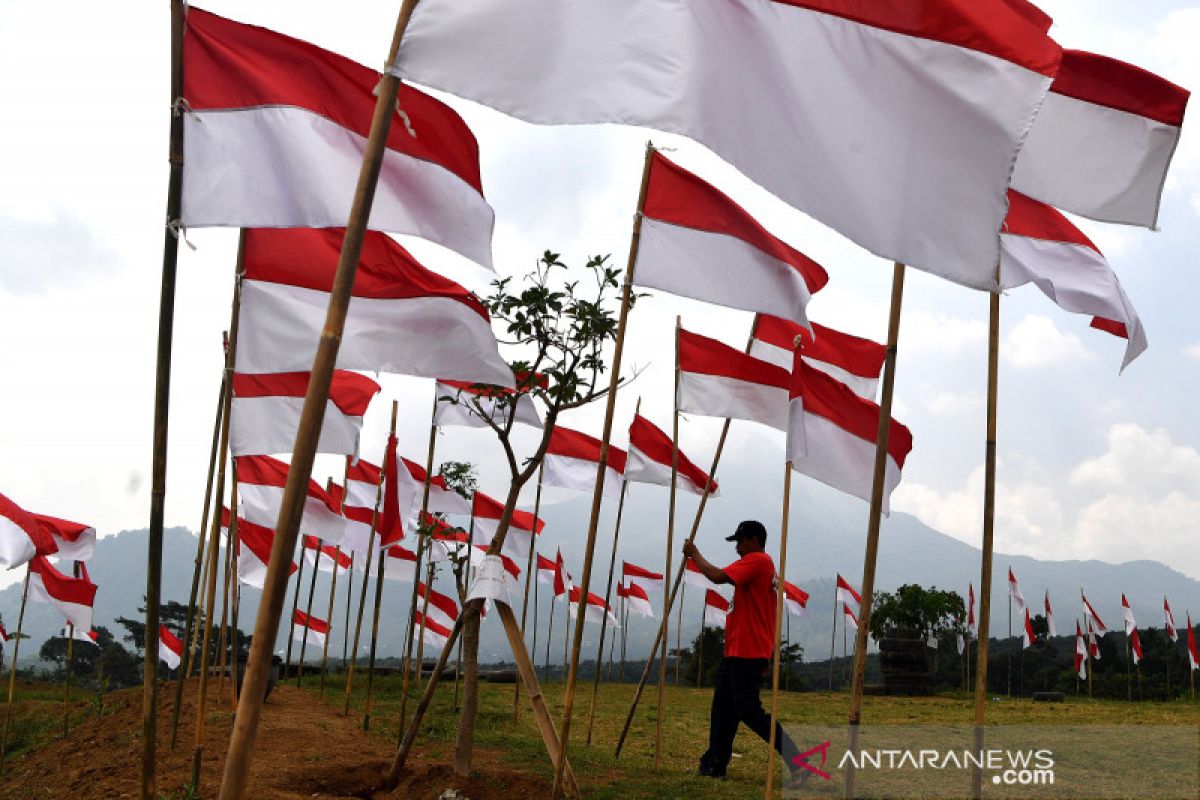 Bendera merah putih berkibar di kawasan wisata Poetoek Suko - ANTARA News