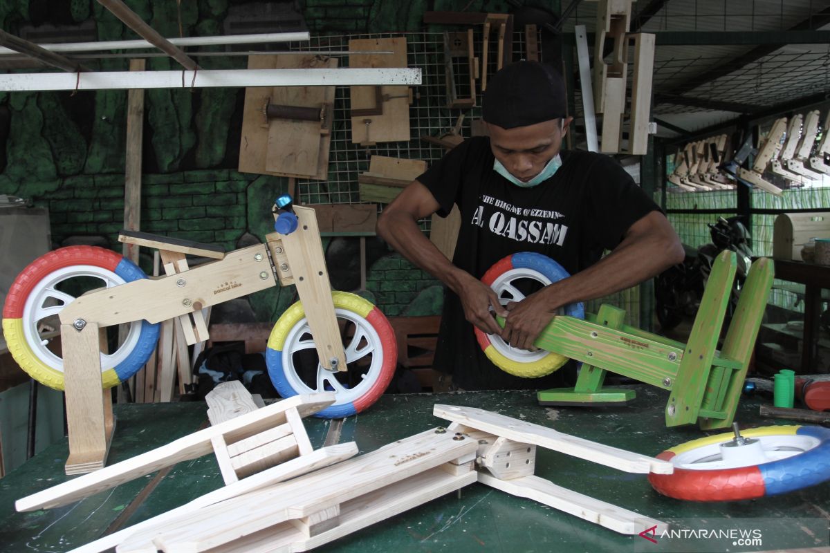 Pembuatan sepeda keseimbangan berbahan dasar kayu pinus - ANTARA News