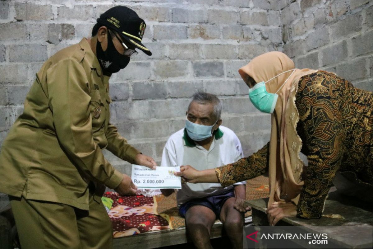 Bupati Kulon Progo menyerahkan bantuan pada penderes nira yang lumpuh ...