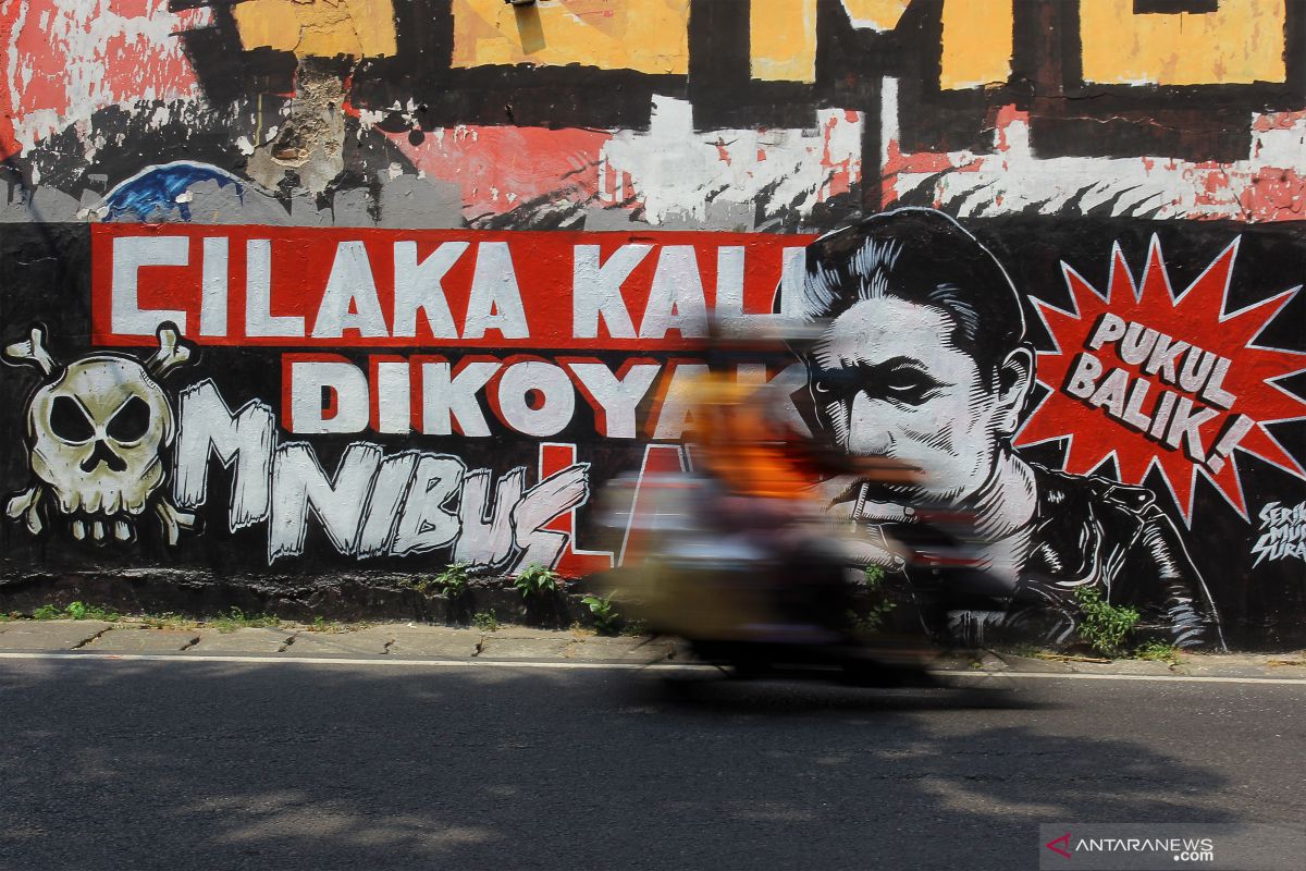 Mural Kritik Omnibus Law - ANTARA News Jawa Timur