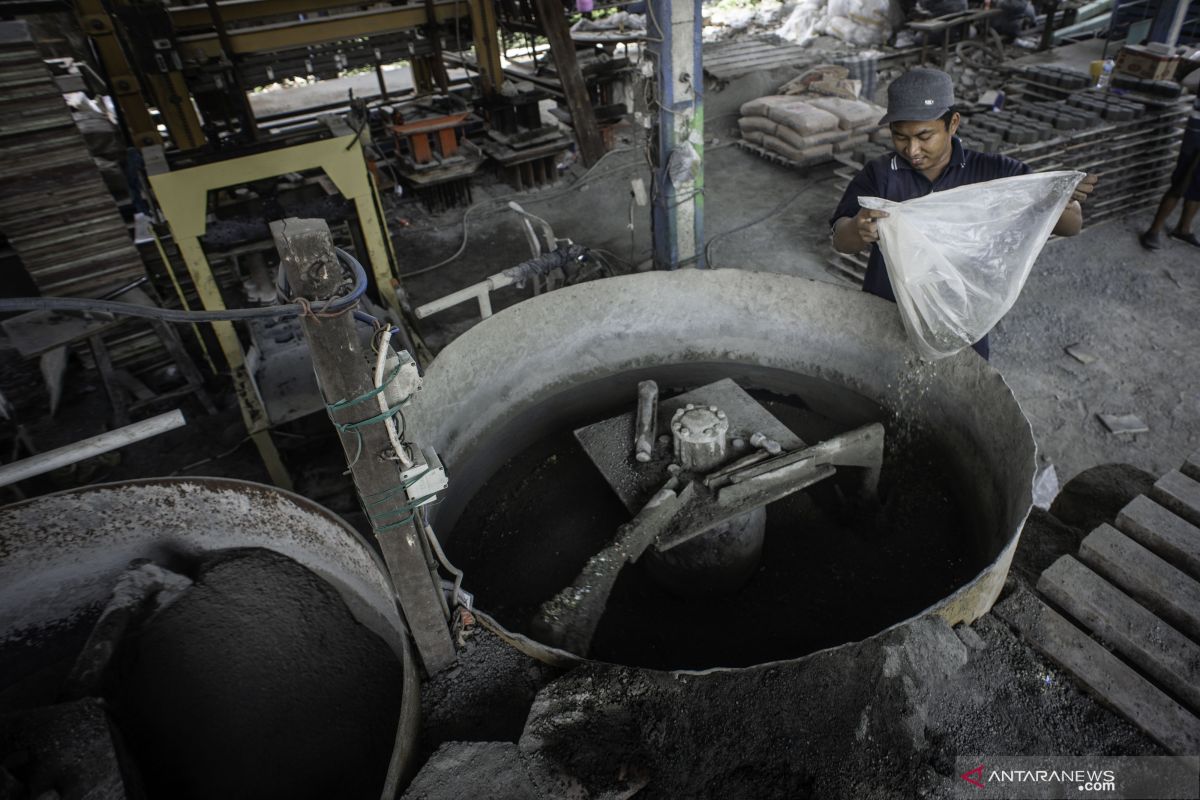 Produksi paving block berbahan sampah plastik - ANTARA News