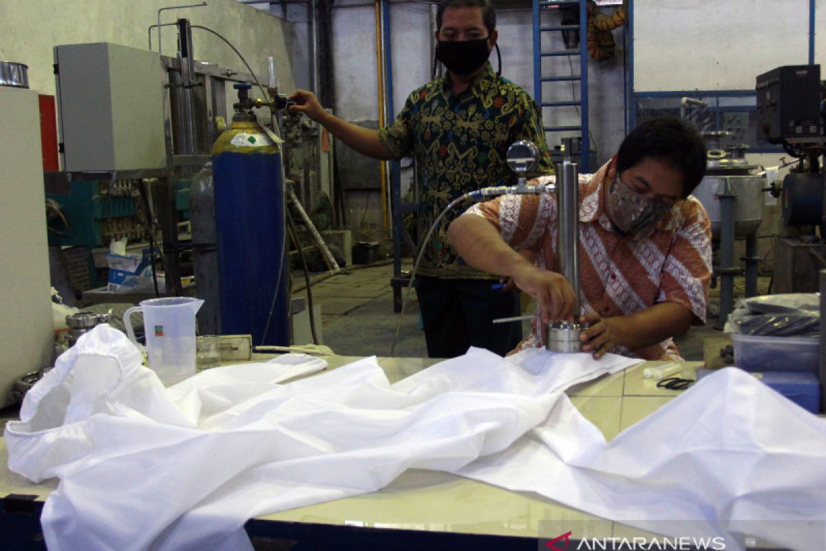 Baju hazmat anti virus dan microbial - ANTARA News