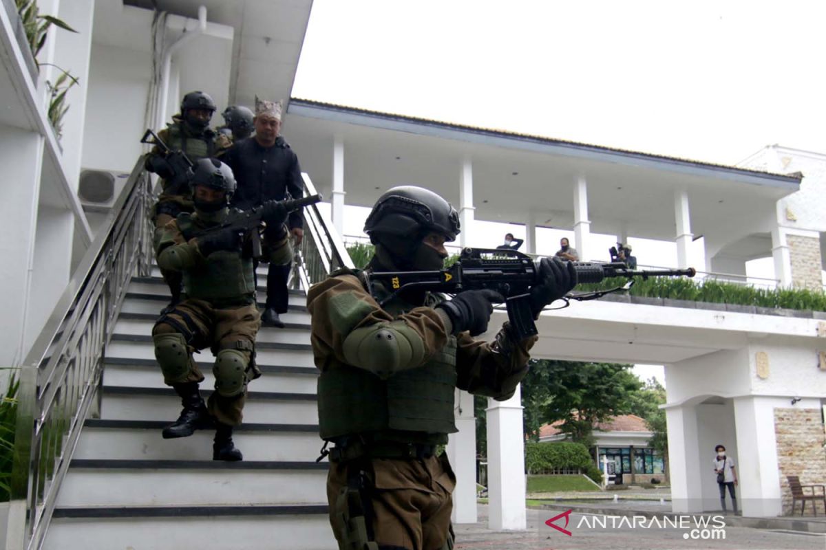 Aksi prajurit Brigif Infanteri Raider 9 bebaskan sandera saat simulasi ...