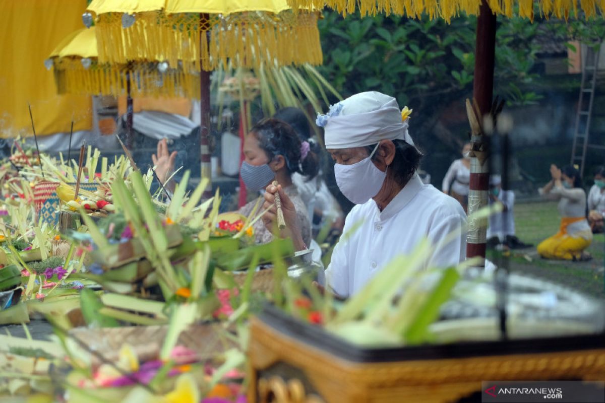 Umat Hindu di Bali tetap gelar sembahyang Saraswati - ANTARA News