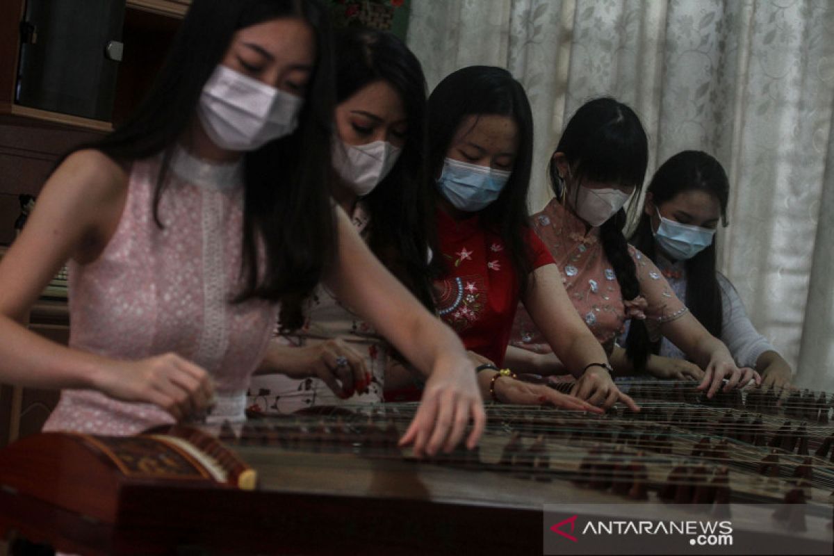 Latihan alat musik Kecapi China - ANTARA News
