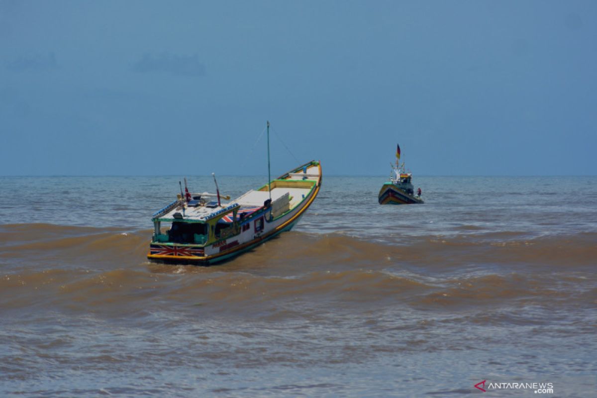 Perahu Nelayan Dihantam Ombak - ANTARA News Jawa Timur
