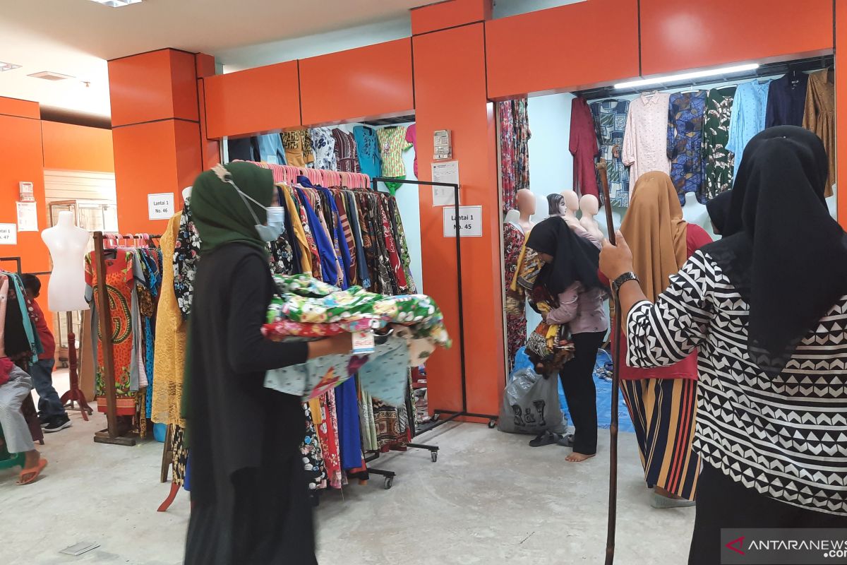 Ratusan pedagang di Pasar Rakyat Pariaman mulai pindah ke bangunan baru ...