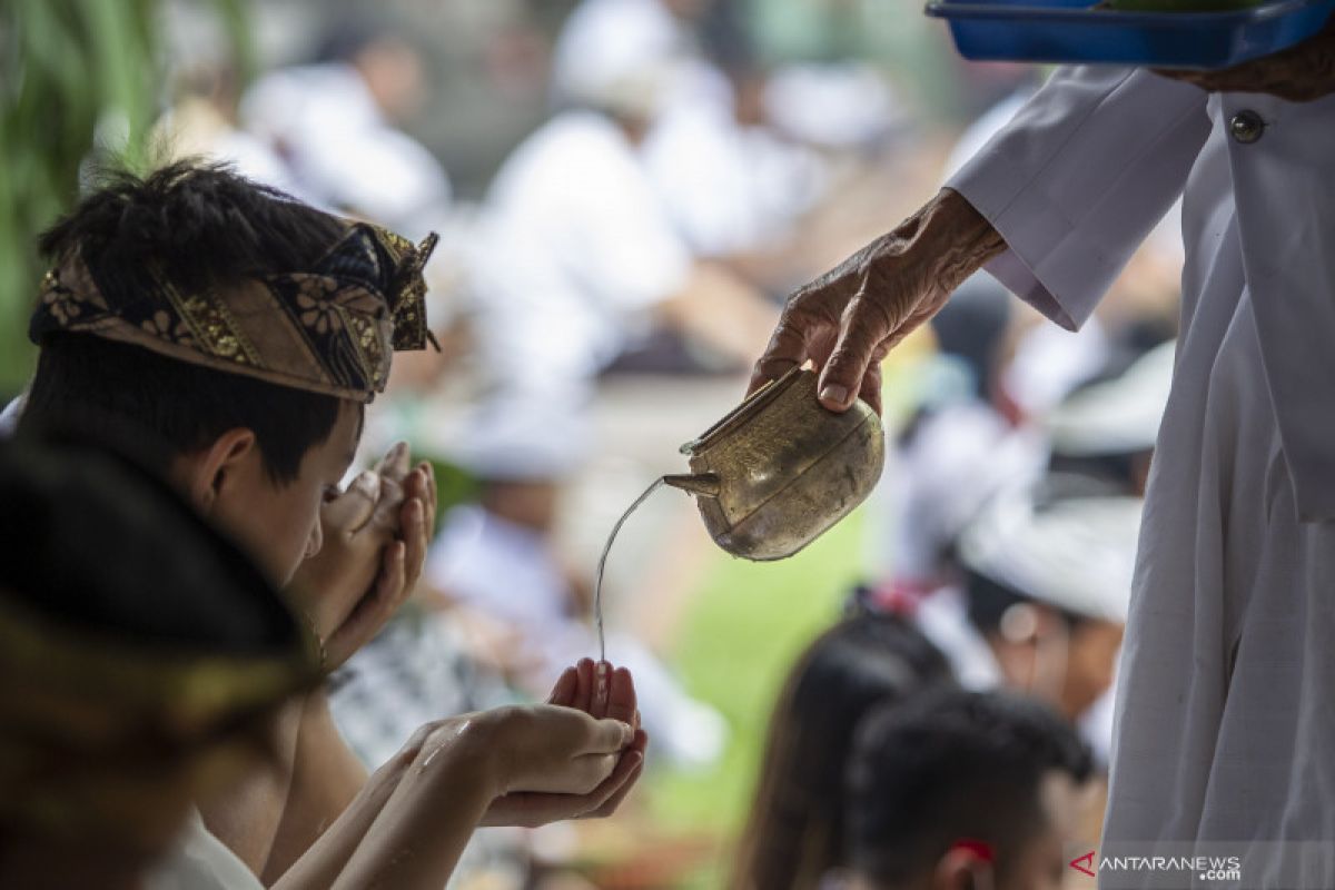 Sembahyang Hari Raya Galungan di sejumlah daerah - ANTARA News