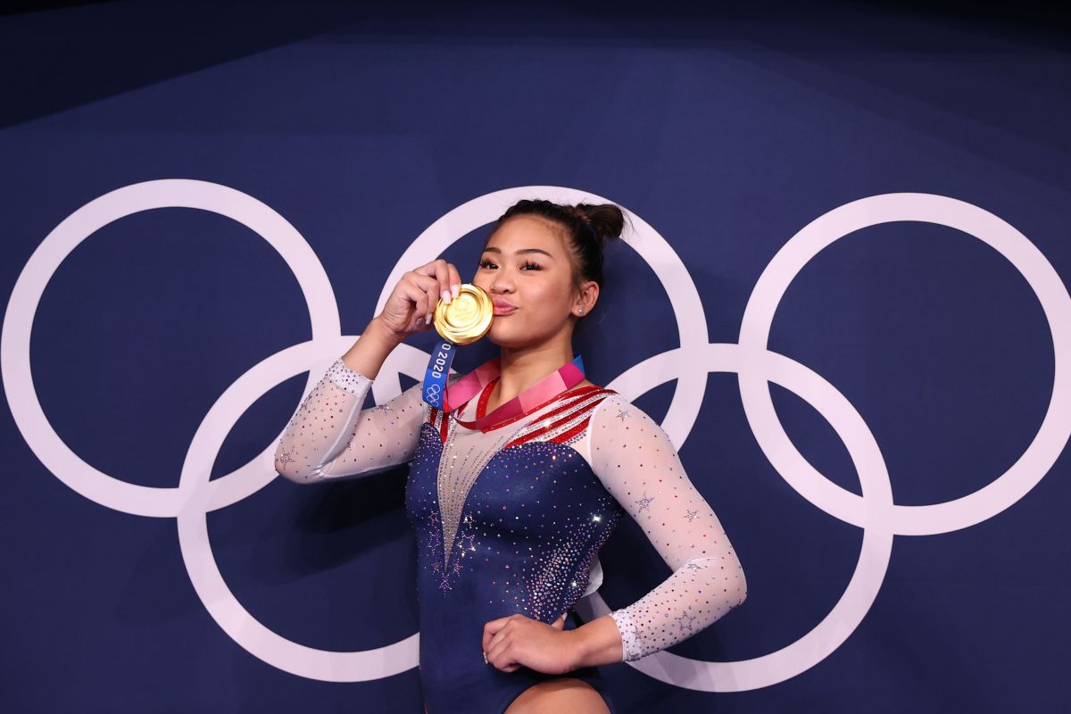 Di bawah tatapan Simone Biles, Sunisa Lee sabet emas semua alat ...