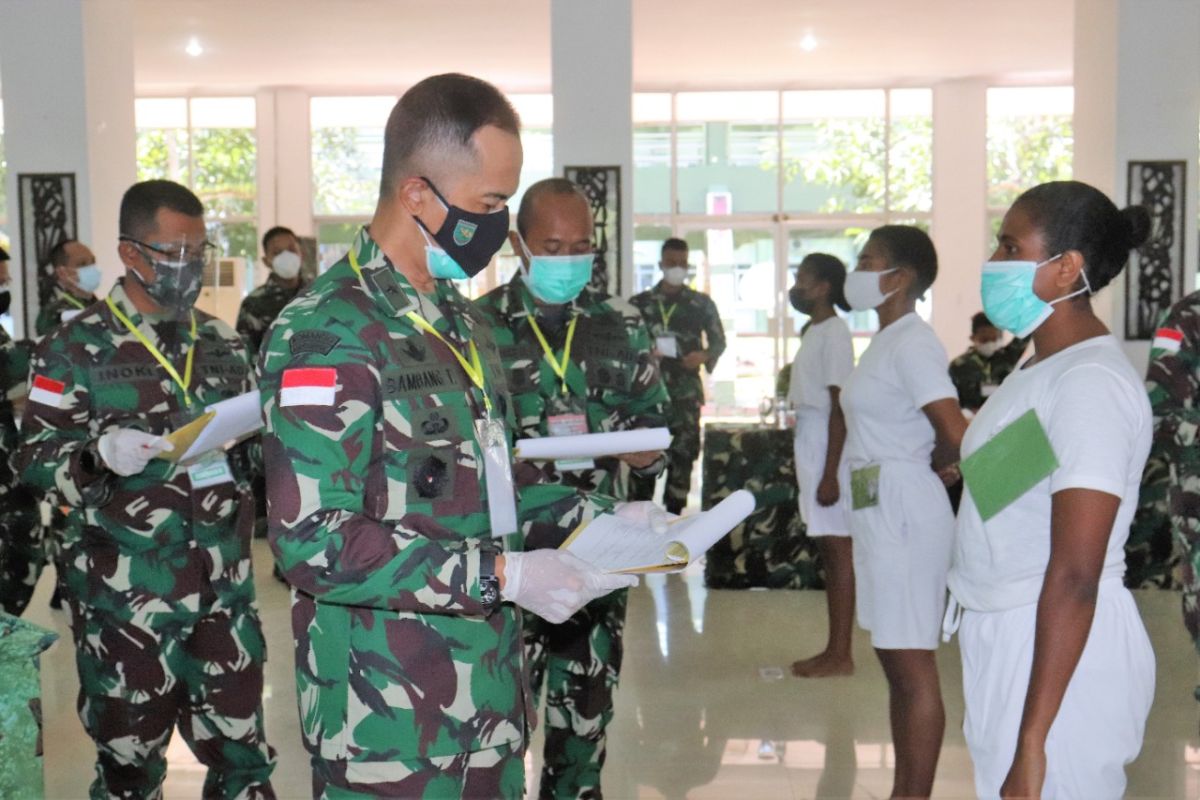 Kasdam XVII/Cenderawasih pimpin sidang parade penerimaan calon Bintara ...