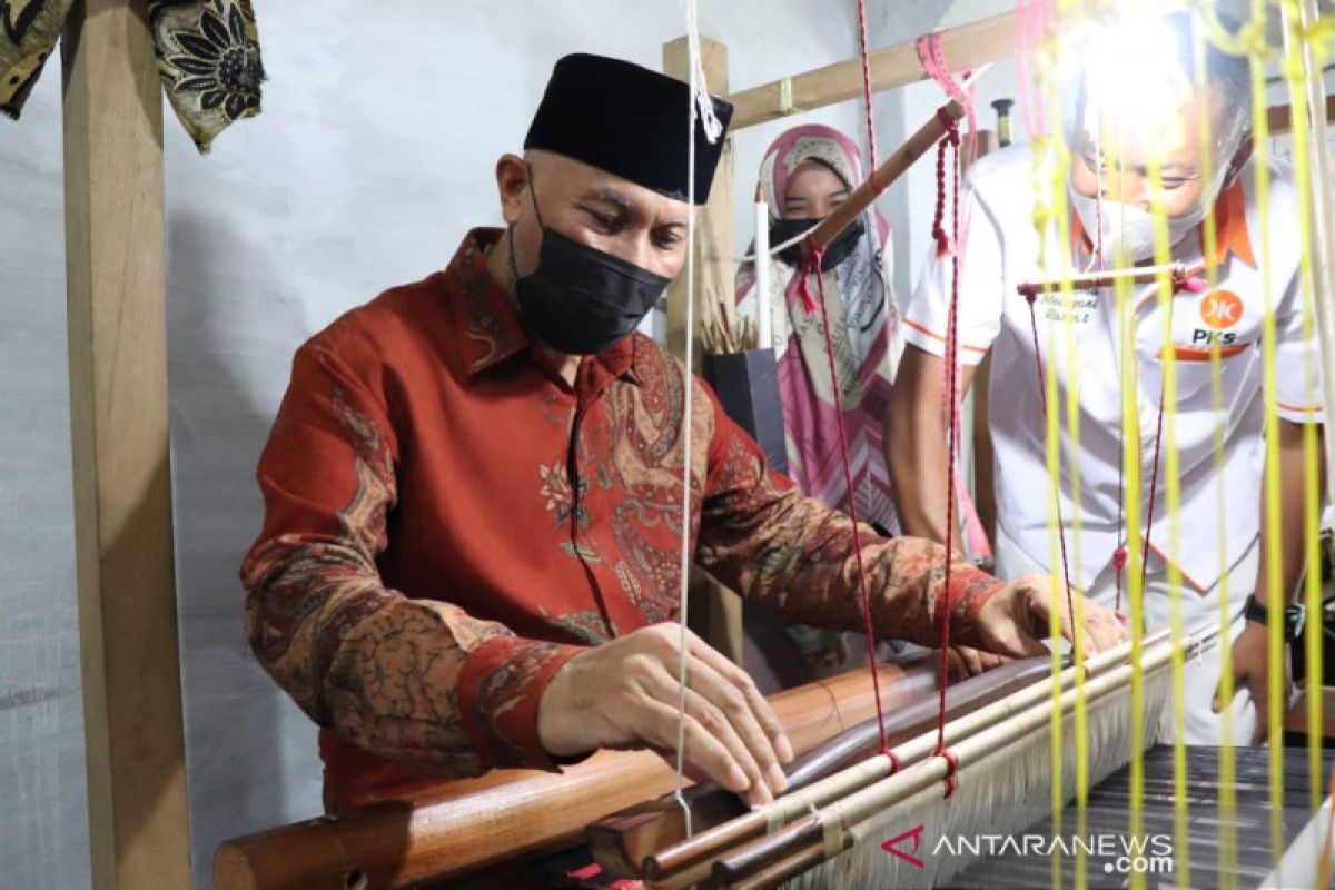Inovasi alat tenun jadikan produksi Songket Pandai Sikek lebih maksimal ...