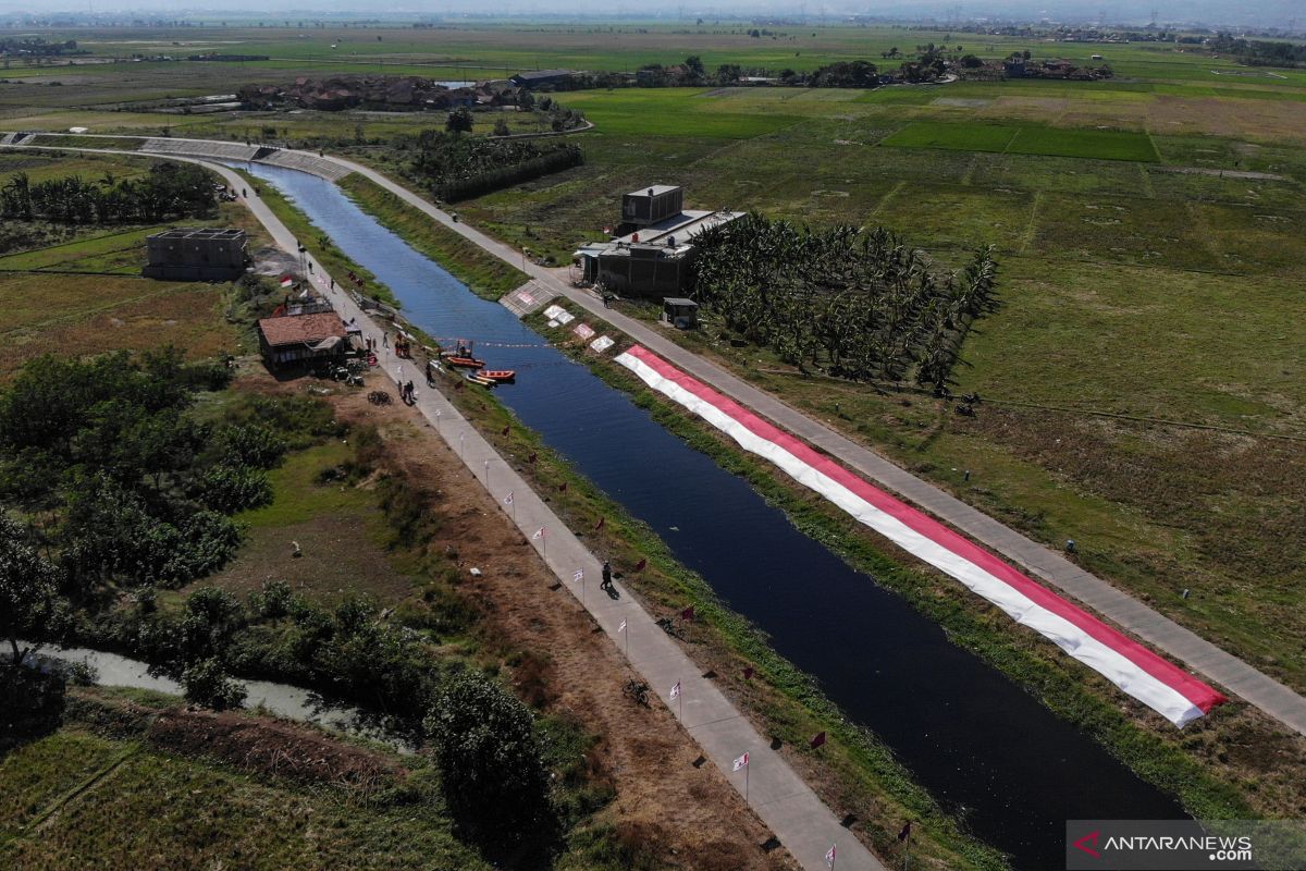 Pembentangan kain merah putih sepanjang 76 meter - ANTARA News