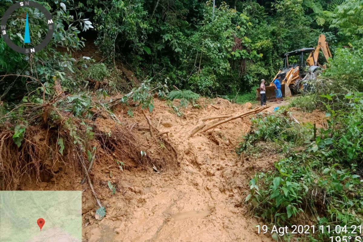 Sempat tertimbun tanah longsor, jalan Bateh Samuik-Tombang sudah dapat ...